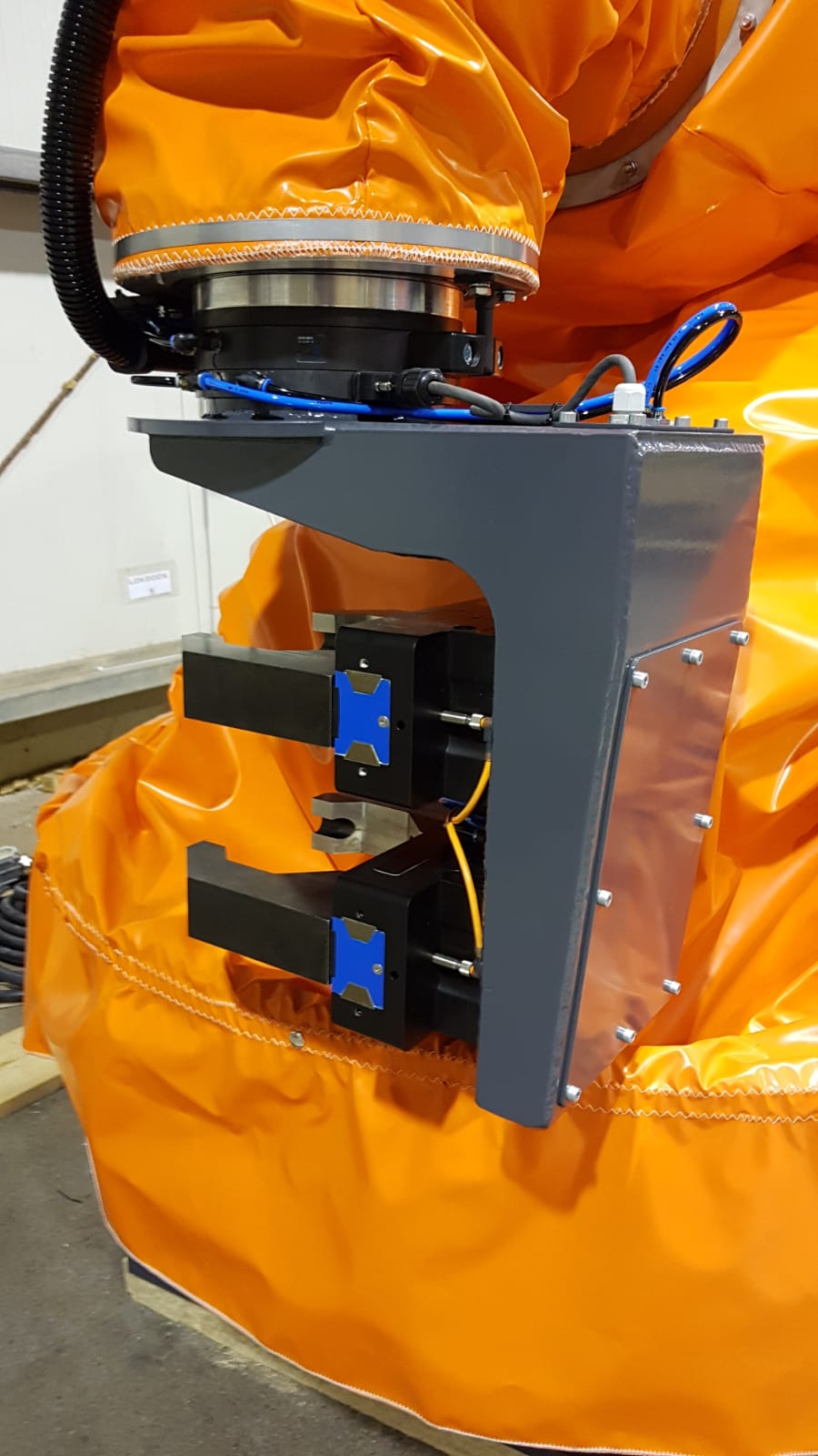 Flow coating machines for semi automatic wet enameling complex objects